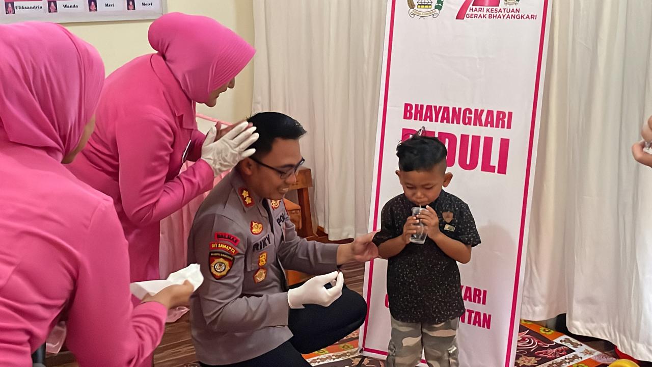 Peringatan HKGB Ke-72, Bhayangkari Cabang Bintan Bagikan Vitamin A ...