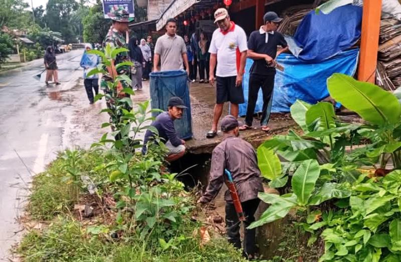 Kelurahan Daik Sepincan Gotong Royong Bersihkan Lingkungan Kampung Pahang Pasca Banjir
