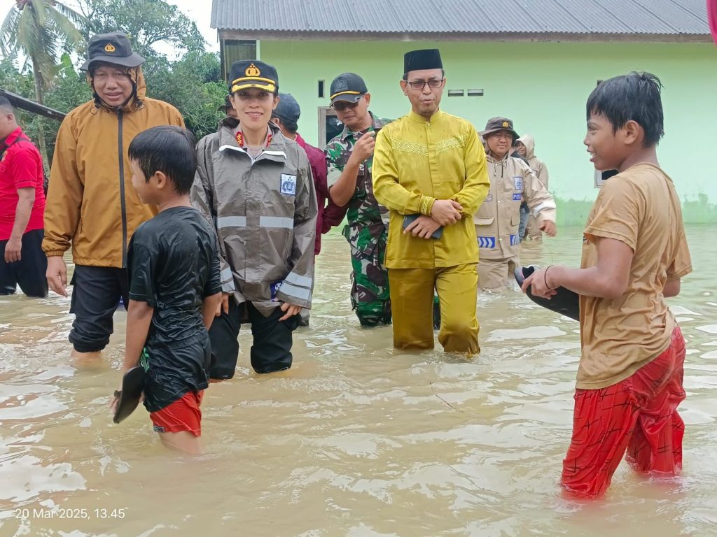 Kapolres Bintan dan Danramil Bintim Tinjau Lokasi Banjir di Kampung Pisang